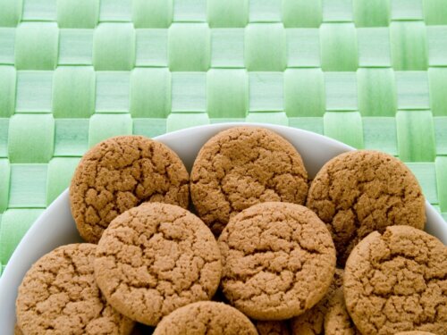 Traditional Ginger Biscuits with Molasses • Golden Pear Food